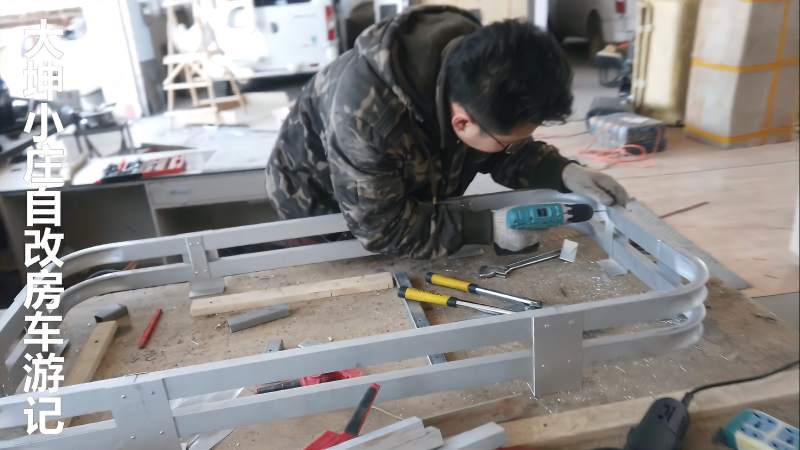 东北小伙自制房车车顶行李架,比买的成品都漂亮