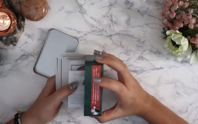 我的收藏中的迷你卡牌ߔ�塔罗牌和神谕牌可以放在你的口袋里ߤ� 下