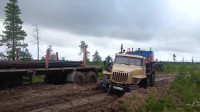 汽车摩托:实拍泥泞道路上的大货车,网友:对这车技大写的佩服!