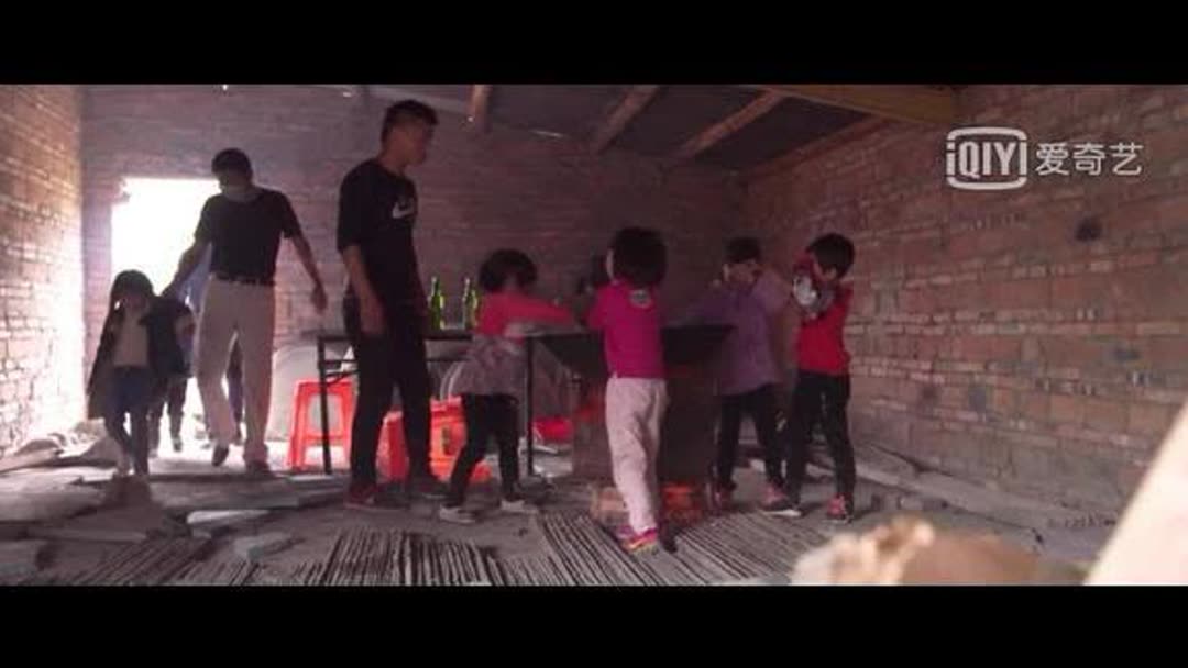 恶毒人贩子拐卖幼年儿童让儿童当街乞讨,让人心酸