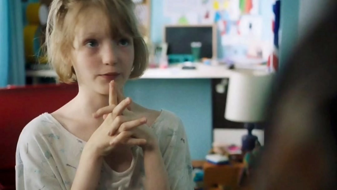 小女孩被当成洋娃娃,玩了10年挠痒游戏,长大后恍然大悟