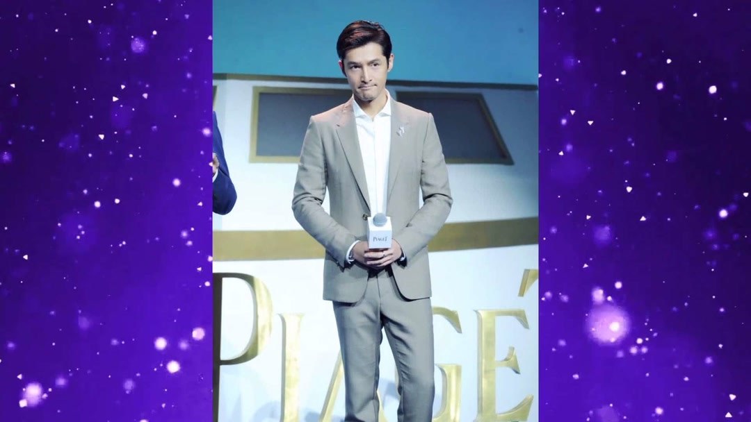 胡歌浅色西装亮相活动 优雅帅气大秀英文