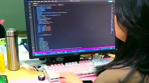 女程序员比男程序员还厉害,用代码制作的烟花,技术达不到根本做不出来