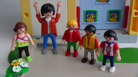 摩比游戏家庭故事动画:马尔文上课去上厕所 学校教室突然着火了, 这可...