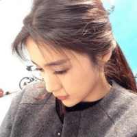 纤手搓来玉色匀 