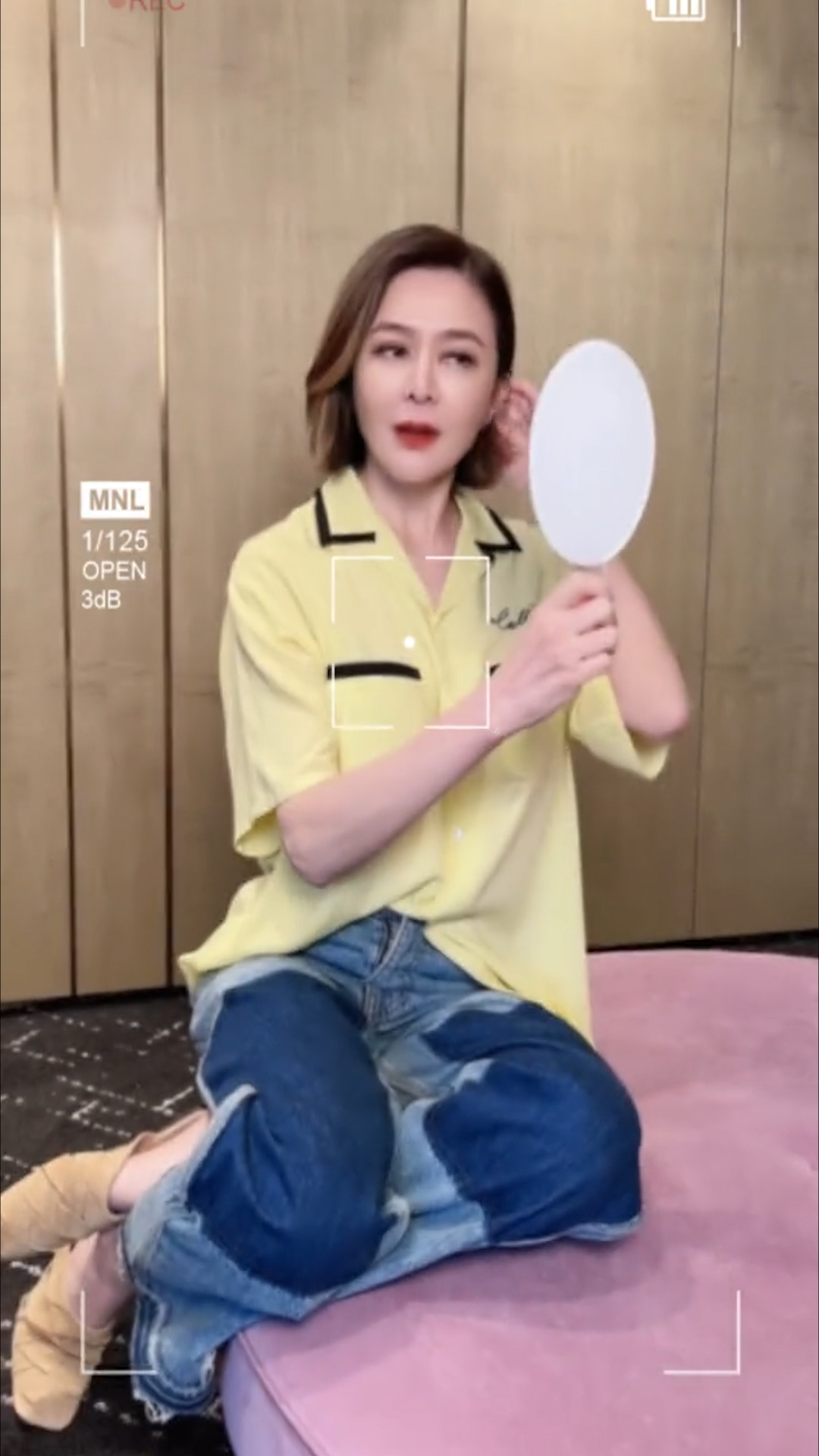 59岁关之琳上演换衣秀,戴金链穿短裙身材完美,拿镜子狂照超自信