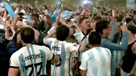 劳塔罗罚进点球,阿根廷球迷激情庆祝