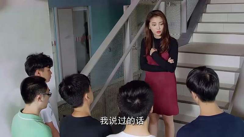 美女的双重标准,对着宅男冷脸教训,男神一出现立马柔情似水