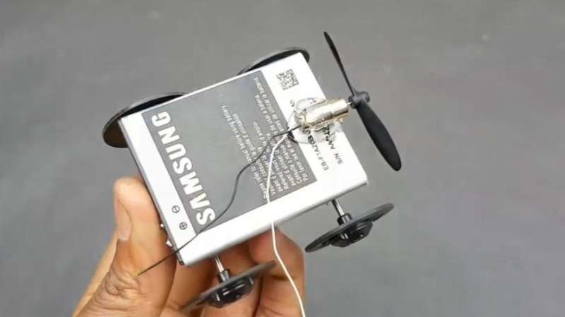 手工制作视频就是要简单直接的,一分钟都不到学做一辆电池小车