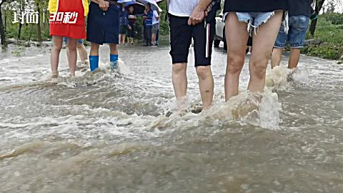 30秒|成都暴雨致郫都区农科村水位上涨 提醒围观群众请注意安全