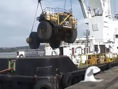 100多吨的CAT卡特793F矿用卡车底盘港口坠落事故