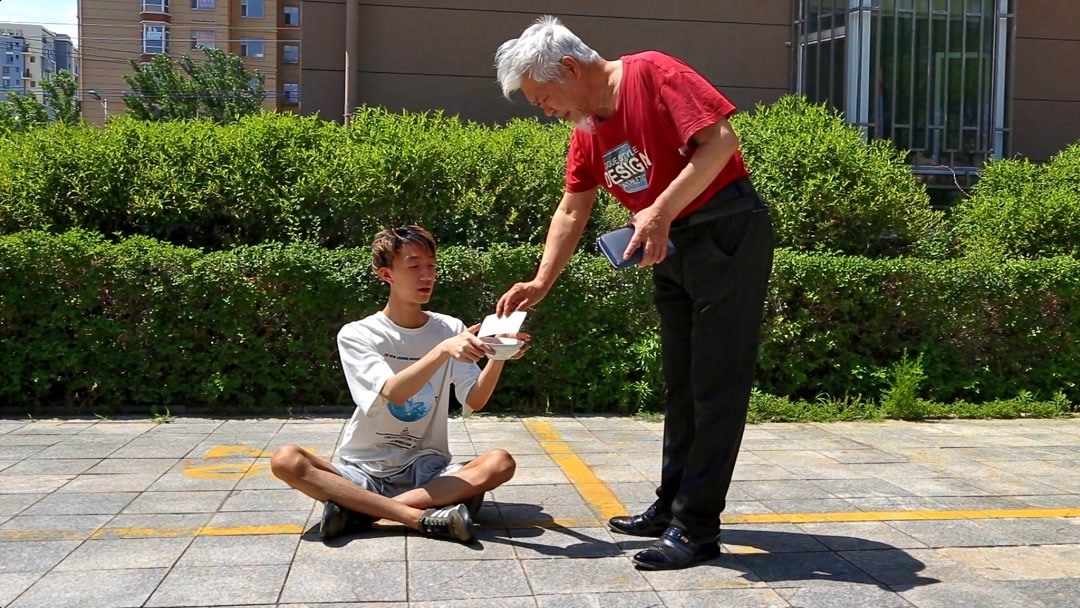 小伙乞讨碰上老板,小伙问老板怎么成功的,老板讲了地摊励志故事