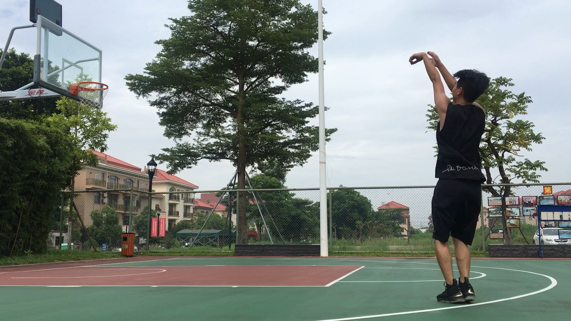 三分投篮练习,发力点改变,弧度提高,请大家给点建议.