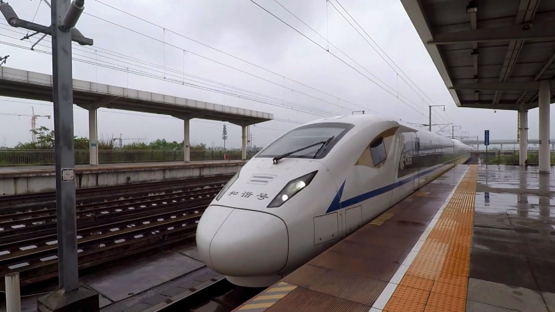 从成都到乐山,高铁太有效率了,差点泡面没吃完就到站了