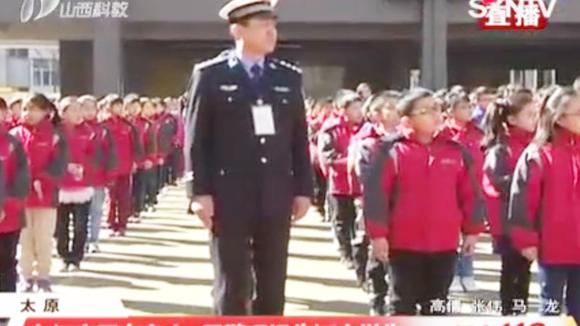 全国中小学生安全教育日,民警现场告诉小学生,车辆盲区有多大!