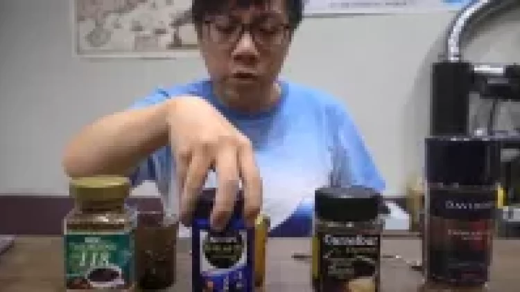 开箱大挑战:四种热门即溶咖啡口味对比