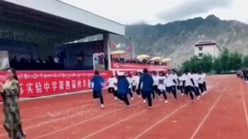 高中运动会开幕式拉开帷幕,一班级学生用不同方式入场,舞蹈跳得很整齐