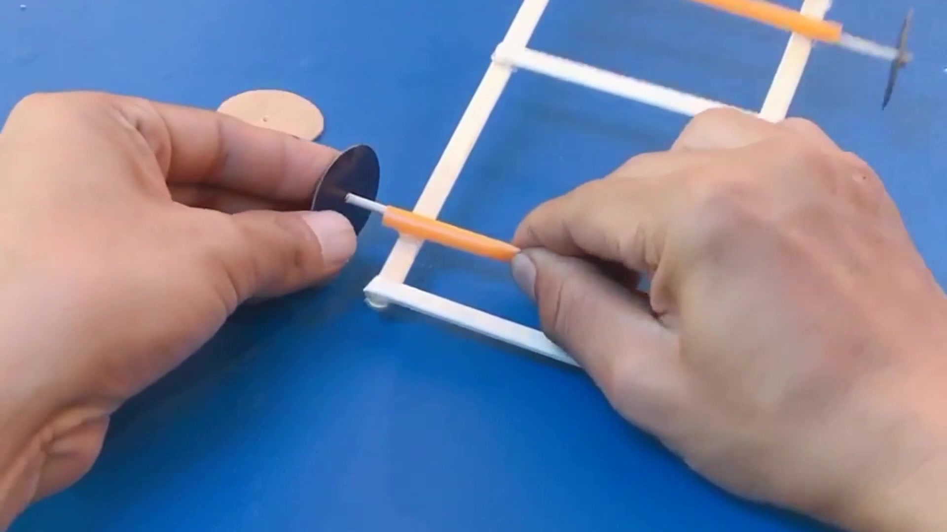 在家里给孩子做电动车玩具,非常简单又有趣