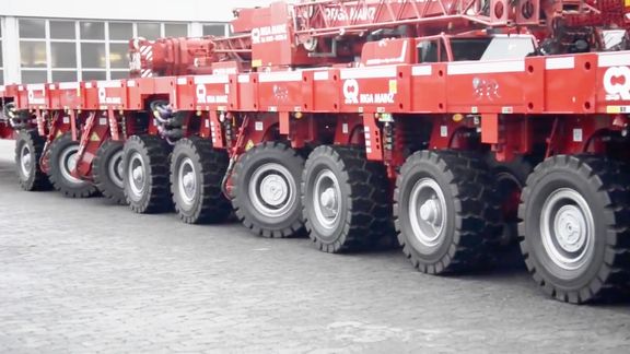 中国造1152个轮子的车,能轻松拉着航母跑,大家见都没见过!