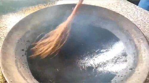 小哥在家学做家乡特产,有谁知道是什么吗?