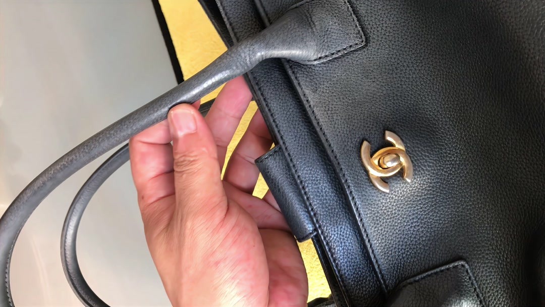 包包皮面磨损掉色怎么办?看到国内专业师傅一番修复后,服了