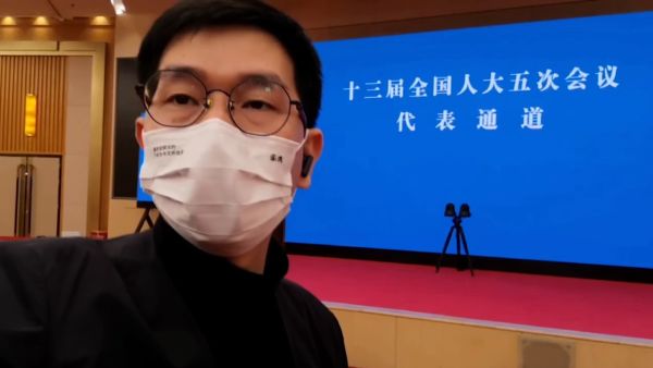 两会轻骑兵丨澎湃新闻记者参加两会通道采访活动