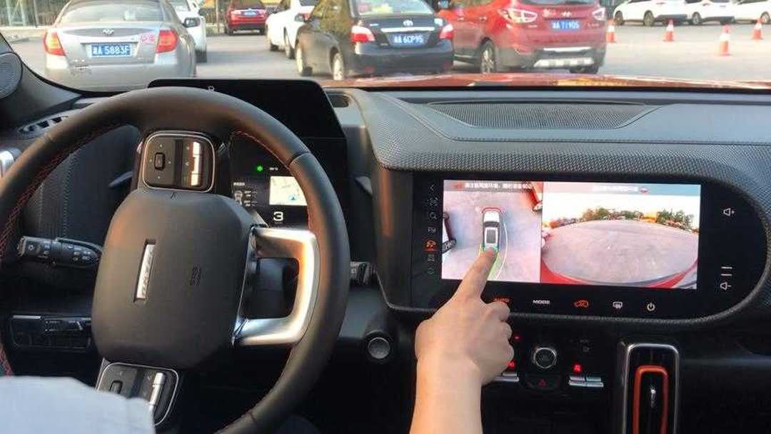 哈弗黑科技,新手福利,哈弗大狗50米循迹倒车演示!