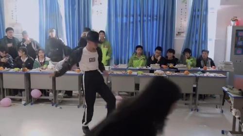00后中学生太有才艺了,元旦演出迈克尔杰克逊的太空步