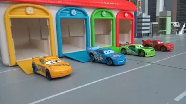 汽车总动员:闪电麦昆和自己的伙伴们一起玩呢!