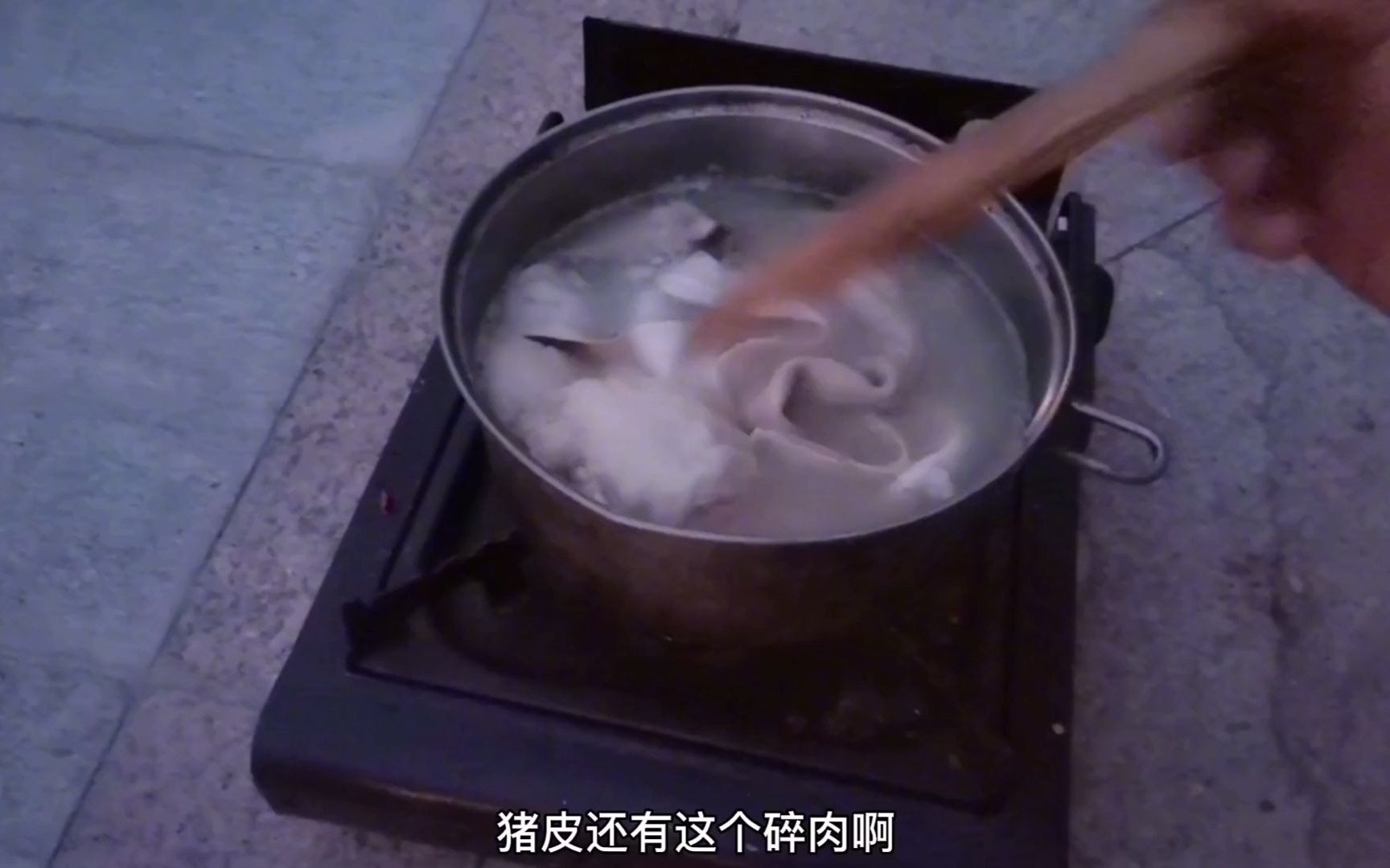 网红狗背后的心酸你知道吗?几个人直播一条狗,让狗各种表演