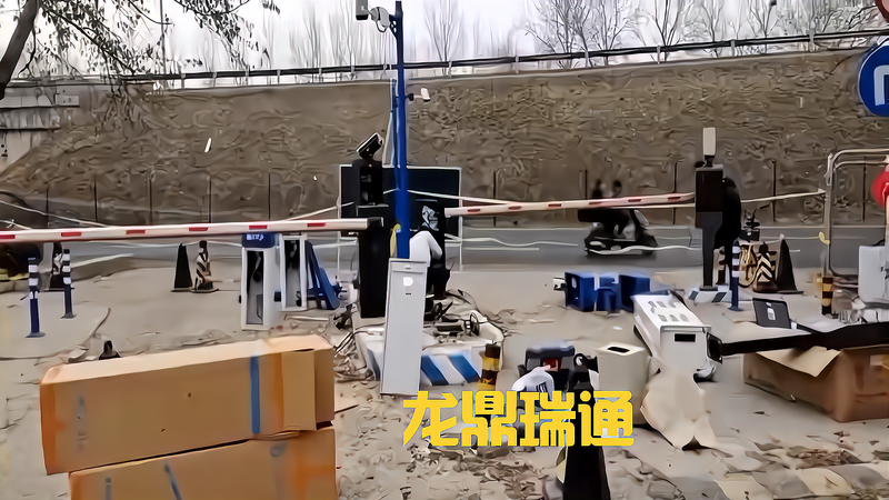 龙鼎瑞通-无人值守停车场出入口车辆识别系统安装现场 车辆挡车器
