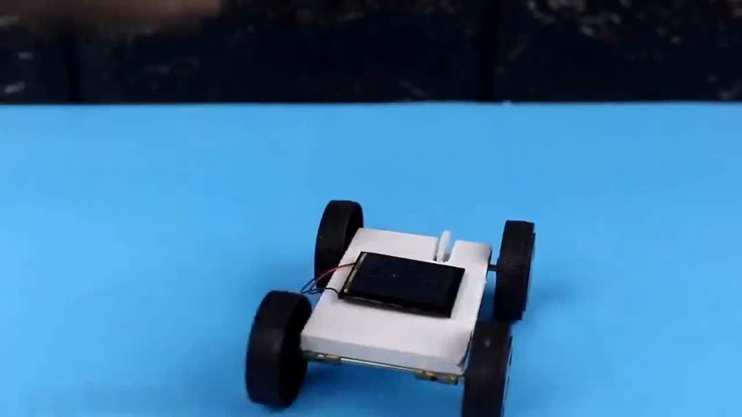 手工打造科技感十足的太阳能小车,只要有阳光就能运行