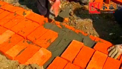 不知道这是什么砌砖方法,好像比普通的办法是厉害了一点,老师傅认识这个吧