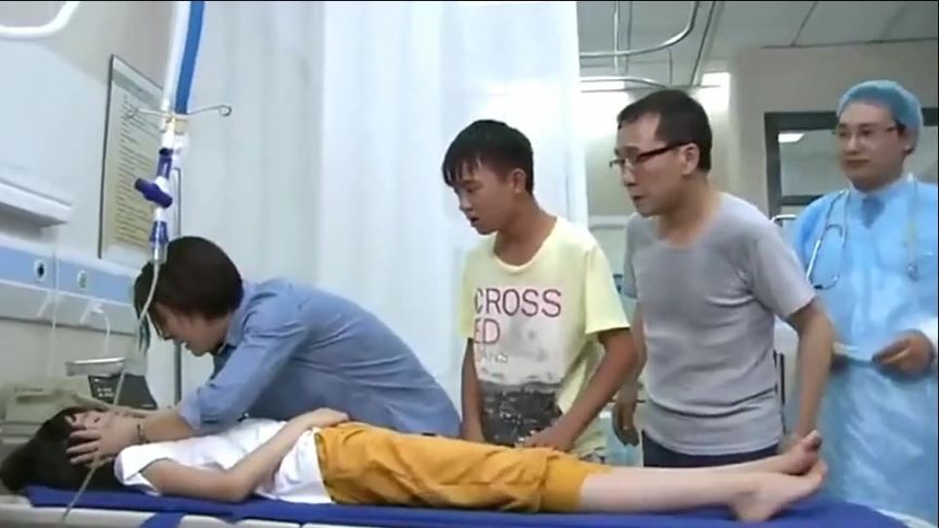 女儿抢救无效被判死亡,妈妈坚持不愿离开,下一秒奇迹发生!