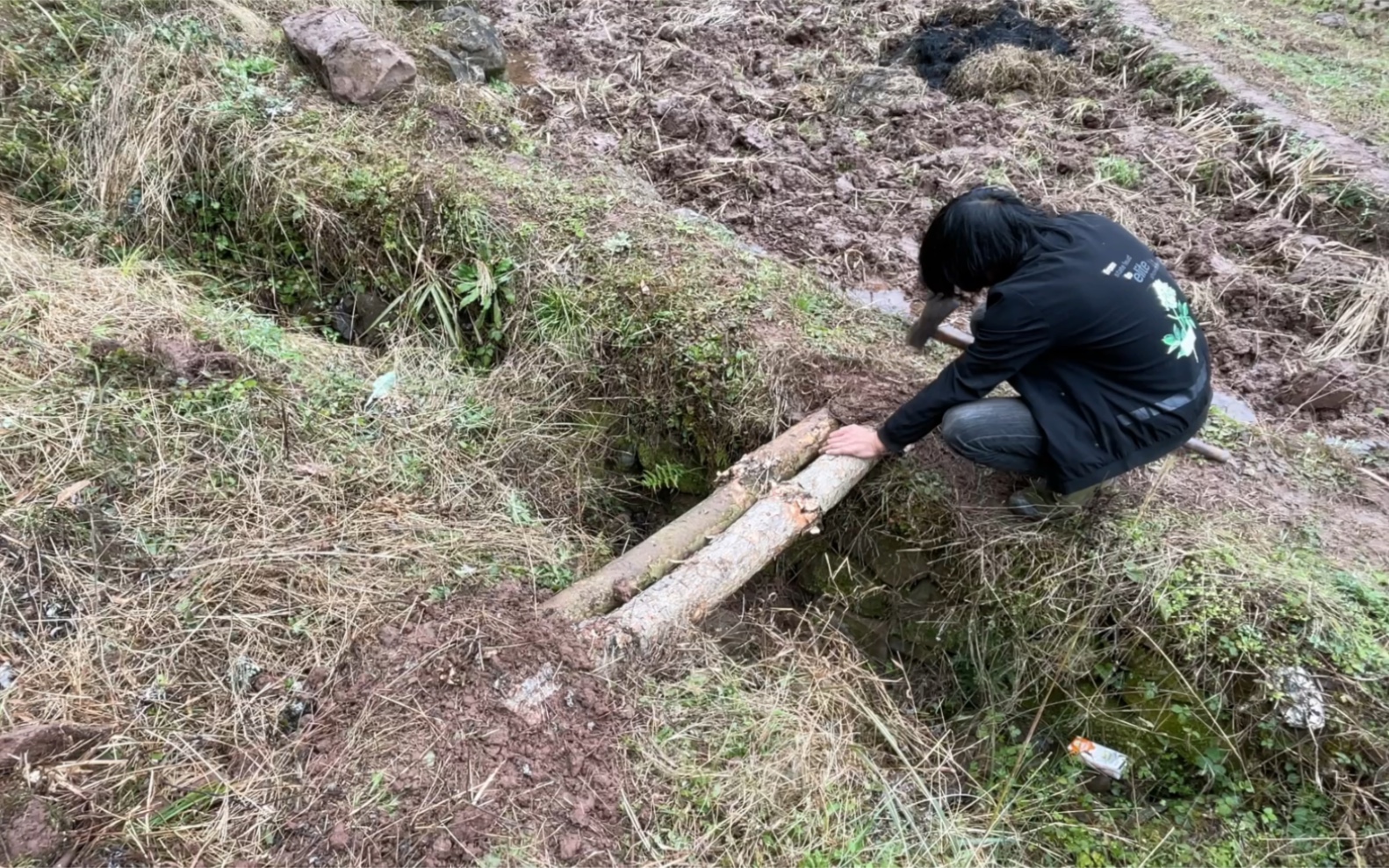 山区农民过沟过坎,木棒搭桥安全方便