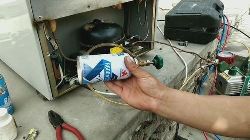 压缩机换完后,小伙教你飞速给冰箱加制冷剂