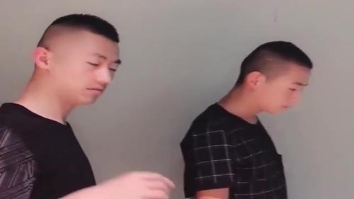 小哥哥模仿电视片断,这眼神这动作太搞笑了!