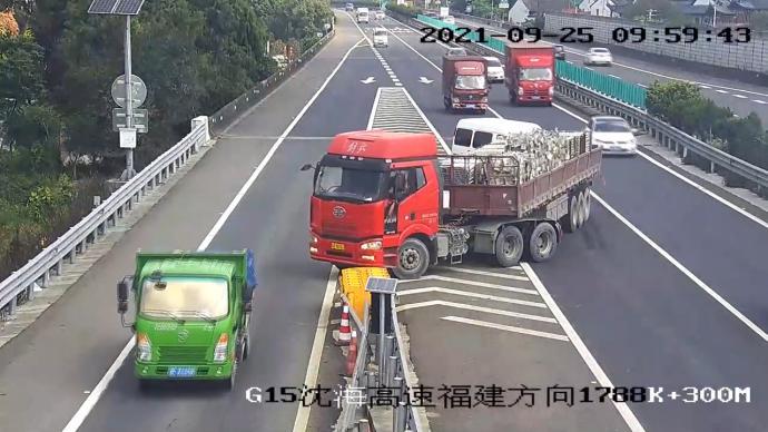 错过高速出口半挂车急刹倒车出事故,“老司机”被降级扣分