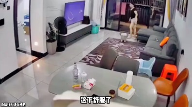 男子家中脚踩平衡器耍酷,没想到竟对女子做出这举动,结果悲剧了