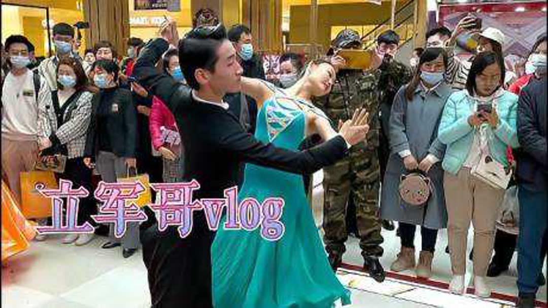 松雷商业27周年庆典活动,商场里人头攒动,甚是热闹