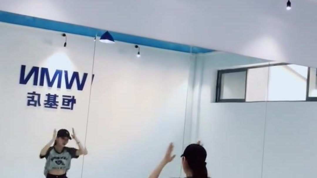 小姐姐出“东西”舞蹈的教程 好详细啊