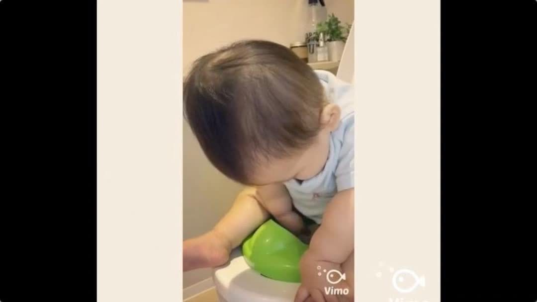 小宝宝坐在马桶上小便,接下来好奇的小动作笑翻了!