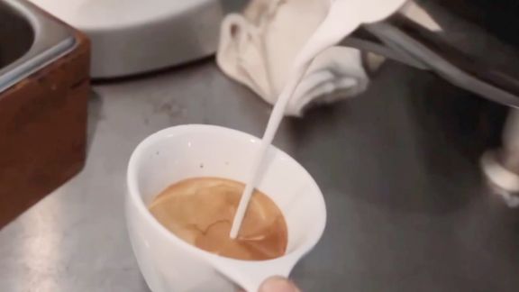 穷到喝不起咖啡!一杯咖啡卖2800多元,看完制作过程却不想喝了