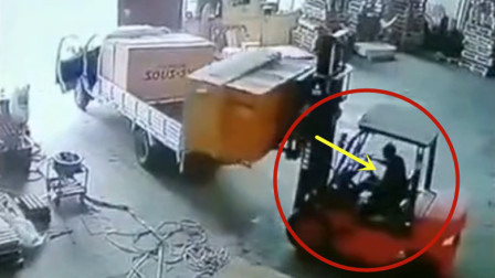 叉车司机一个致命失误,当场死在自己的手里!