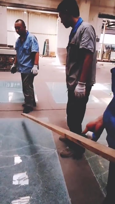 这是测试玻璃的硬度吗?只要轻轻一按玻璃就碎成渣了。