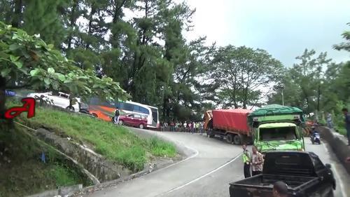 客车真尴尬,下个坡车门打开卡起来,这路设计也有问题!