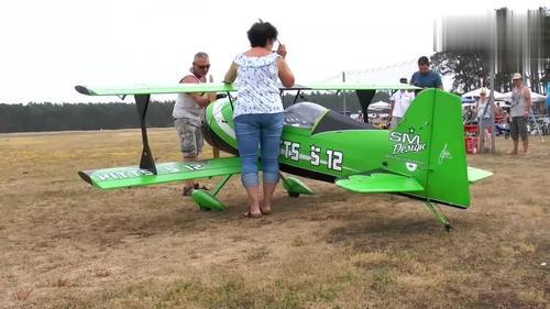 这种巨型的RC模型飞机,也只有老外能玩得起,在国内都很少见
