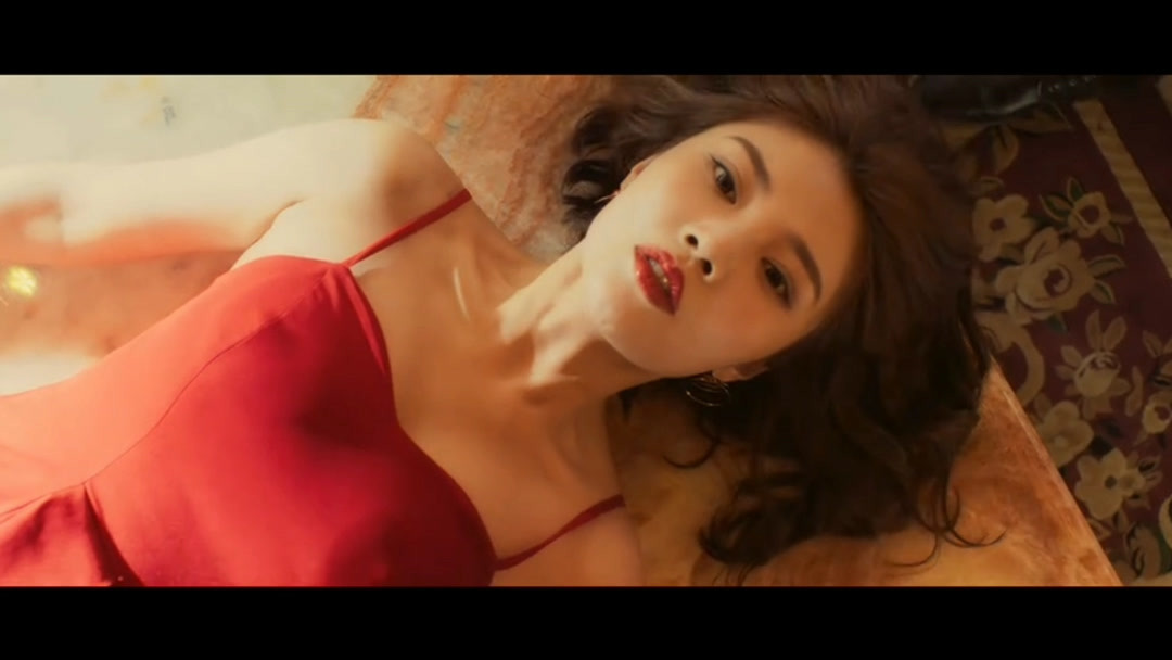 美女特工为完成任务居然使用美人计