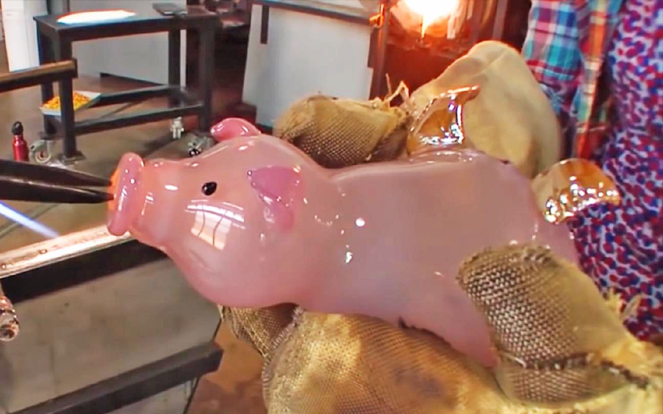 女工匠制作玻璃工艺品,可爱的粉红小飞猪和雪人先生。