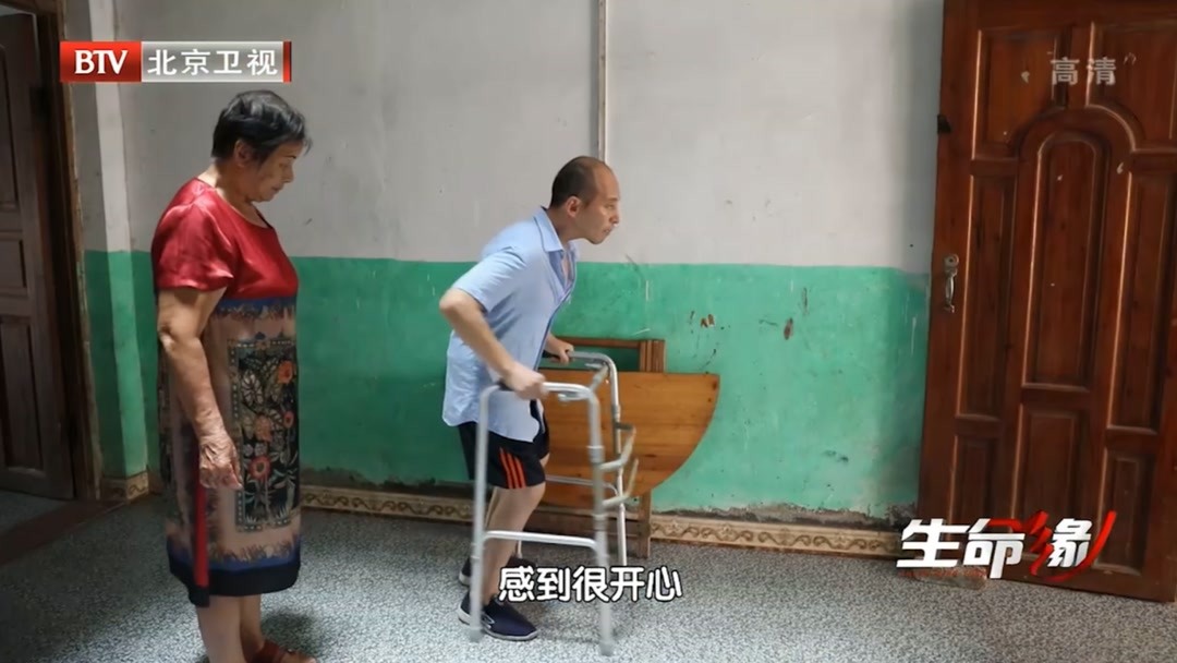 历经身体被敲断4次,折叠人终于直起腰版,母爱治愈折叠人生!